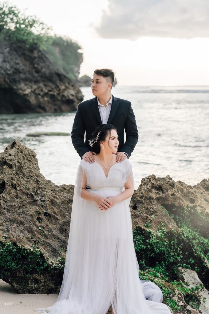 Couple Session at Impossible Beach | Tugunk Pictures | Bridestory