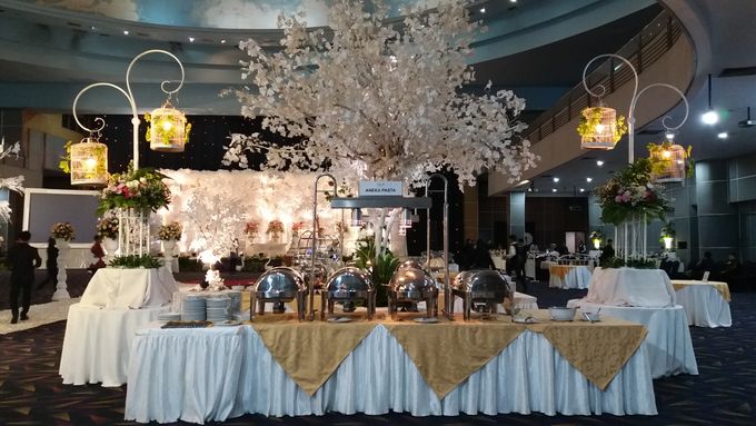 The wedding of Dewi & Robby | PUSPA CATERING | Bridestory