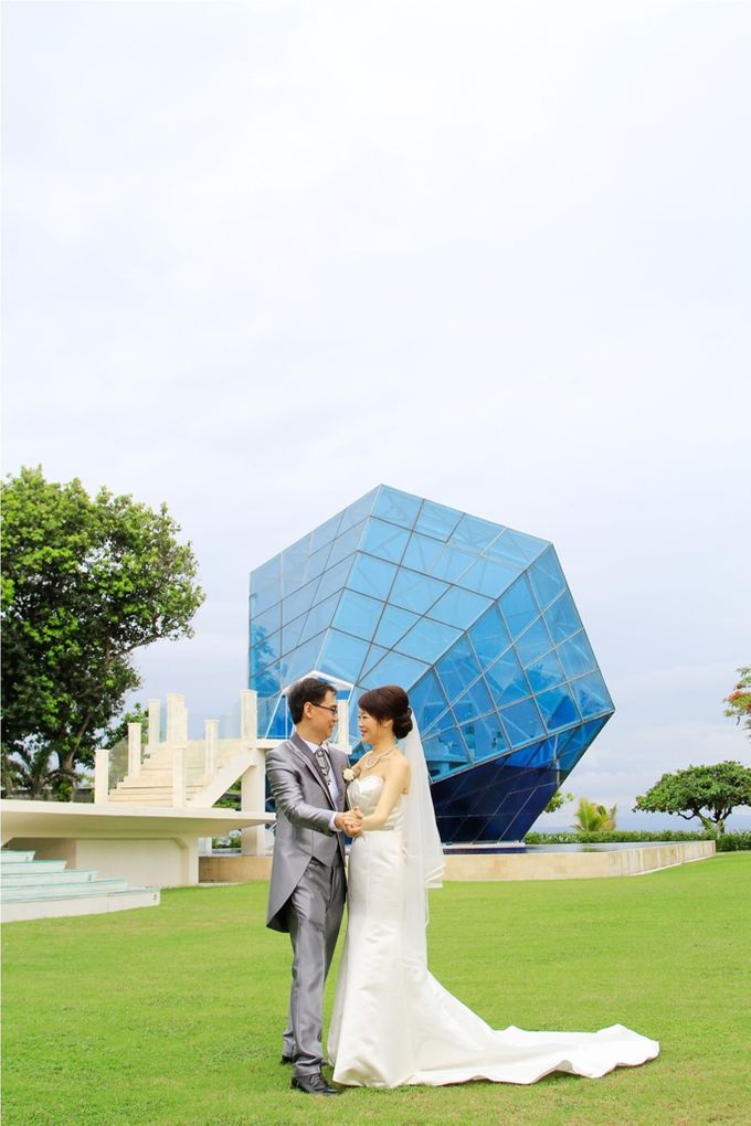 MAY & CHUNG CHU | The Diamond Chapel | Bridestory