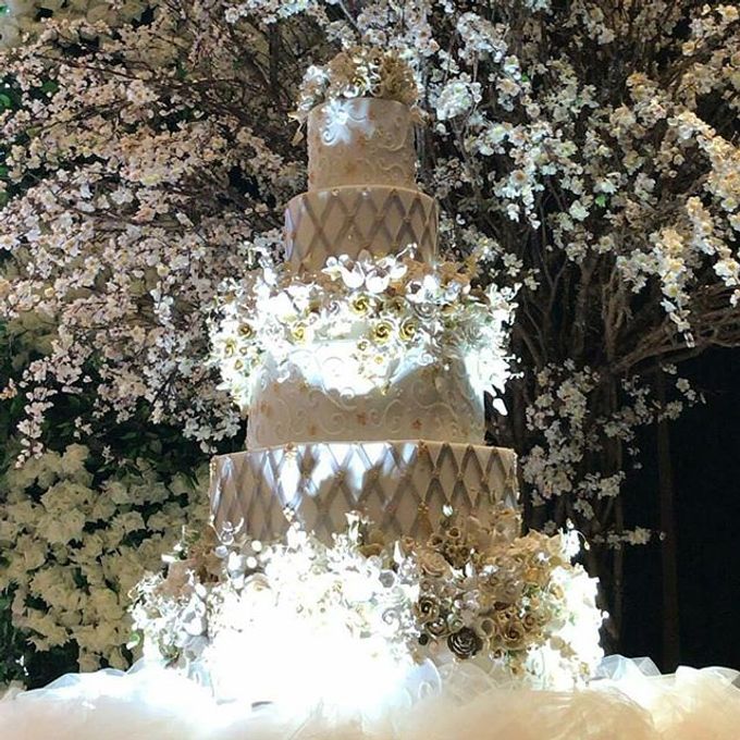 Evergreen Gold Roses Wedding Cake by Evergreen Cake Boutique ...