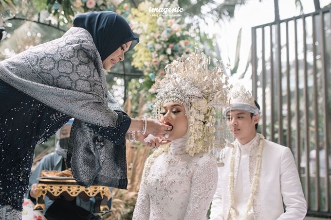 The Wedding of Dinda and Rey by Azila Villa | Bridestory.com
