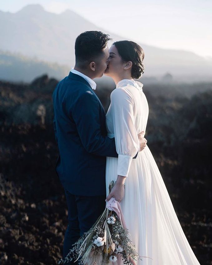 Metis Robe - Ms. Revanny by by Michelle Phang | Bridestory.com