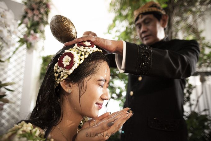Gista & Wishnutama Traditional ceremony by BuanaPhoto | Bridestory.com