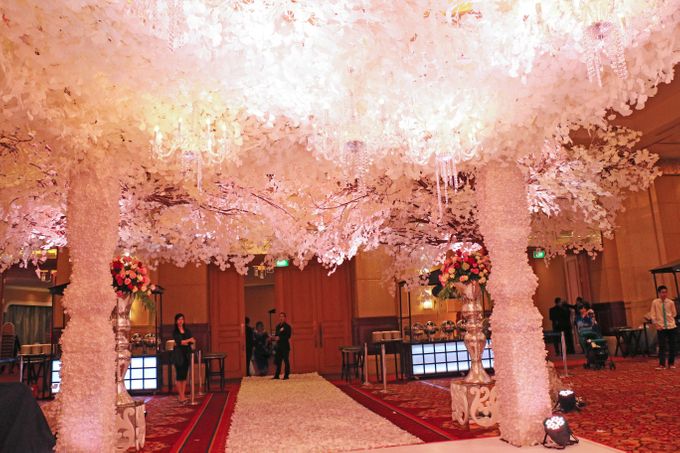 Blush & Warm White Wedding Lighting | deLight Jakarta | Bridestory