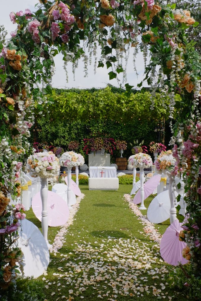 Towers Garden Wedding Decoration by Sheraton Bandung Hotel & Towers ...