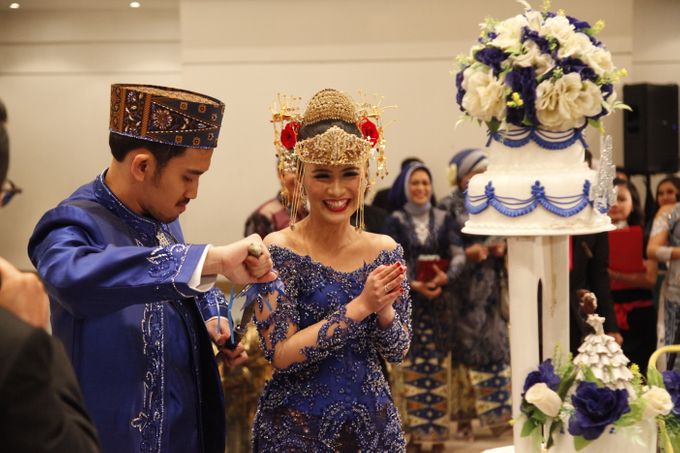 Betawi and Javaneese wedding in Blue by Flying Bride | Bridestory.com