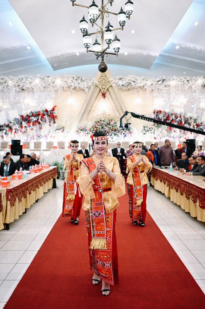 Reception Adat at Mulia Raja Kebon Nanas Cawang Jakarta Aristo & Rischa ...