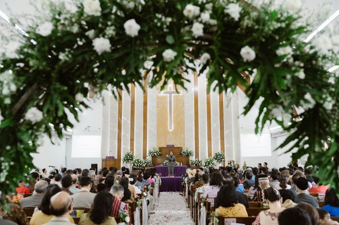 Martumpol Ingrid & Agung at HKBP Duren Sawit by Warna Project | Bridestory.com