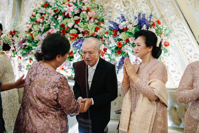 Reception Adat at Mulia Raja Kebon Nanas Cawang Jakarta Aristo & Rischa ...