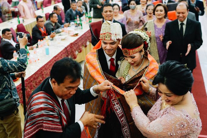 Reception Adat at Mulia Raja Kebon Nanas Cawang Jakarta Aristo & Rischa ...