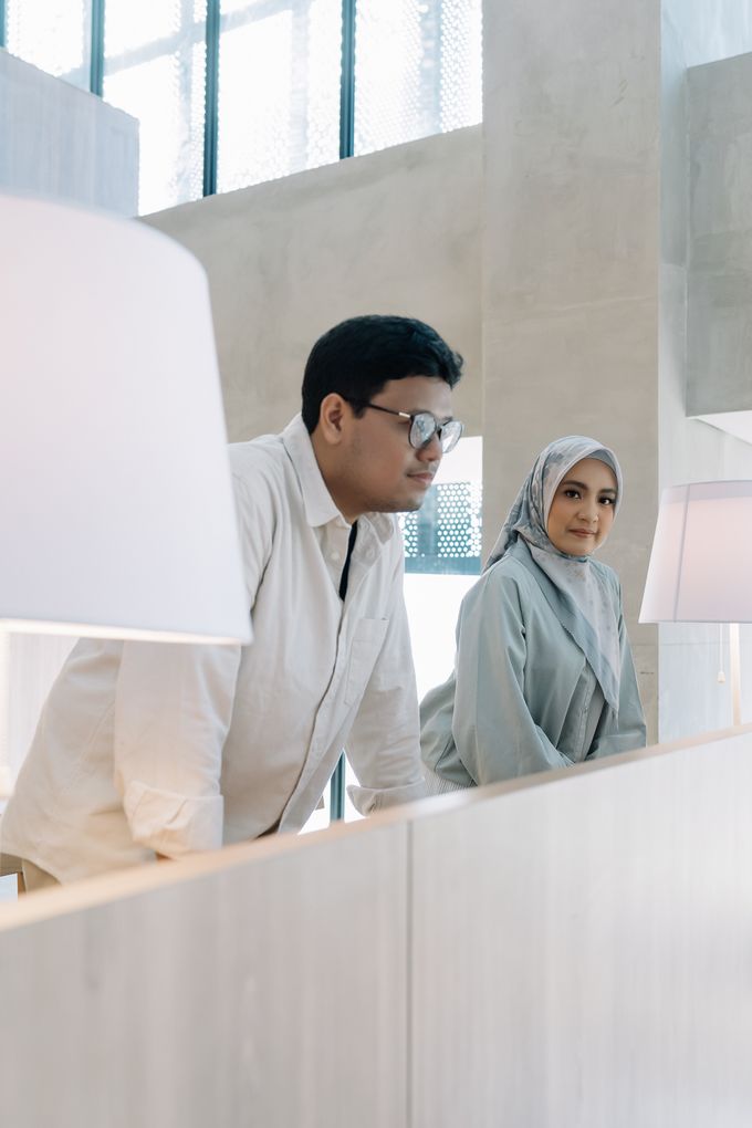 Library Prewedding Concept Fadhli & Kanya | Warna Project | Bridestory