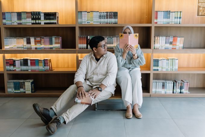Library Prewedding Concept Fadhli & Kanya | Warna Project | Bridestory