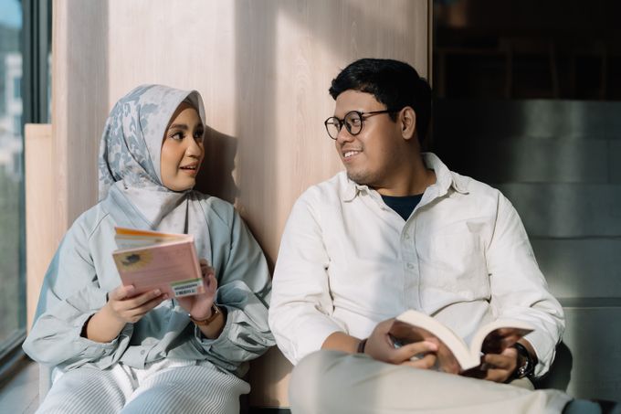 Library Prewedding Concept Fadhli & Kanya | Warna Project | Bridestory