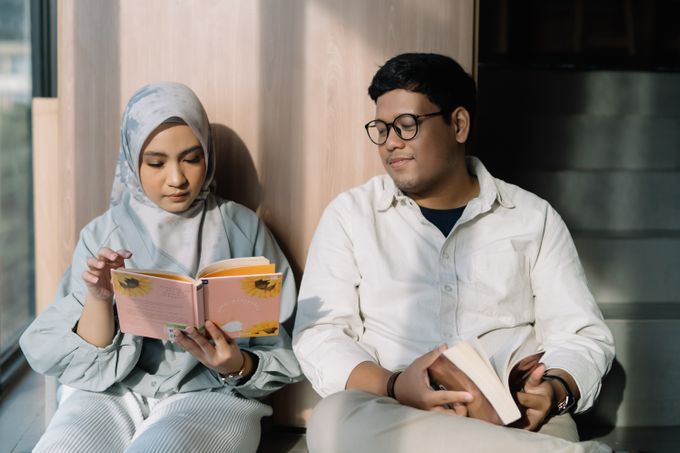 Library Prewedding Concept Fadhli & Kanya | Warna Project | Bridestory
