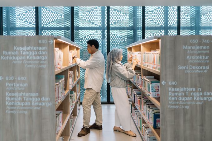 Library Prewedding Concept Fadhli & Kanya | Warna Project | Bridestory