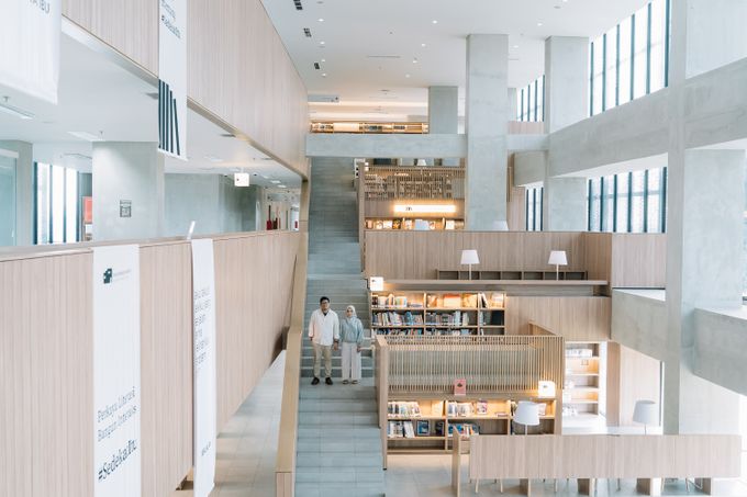 Library Prewedding Concept Fadhli & Kanya | Warna Project | Bridestory