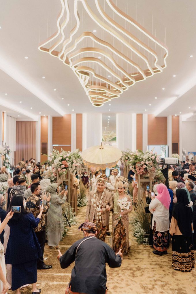 Silmi & Azel Wedding at The Allwynn by AKSA Creative | Bridestory.com