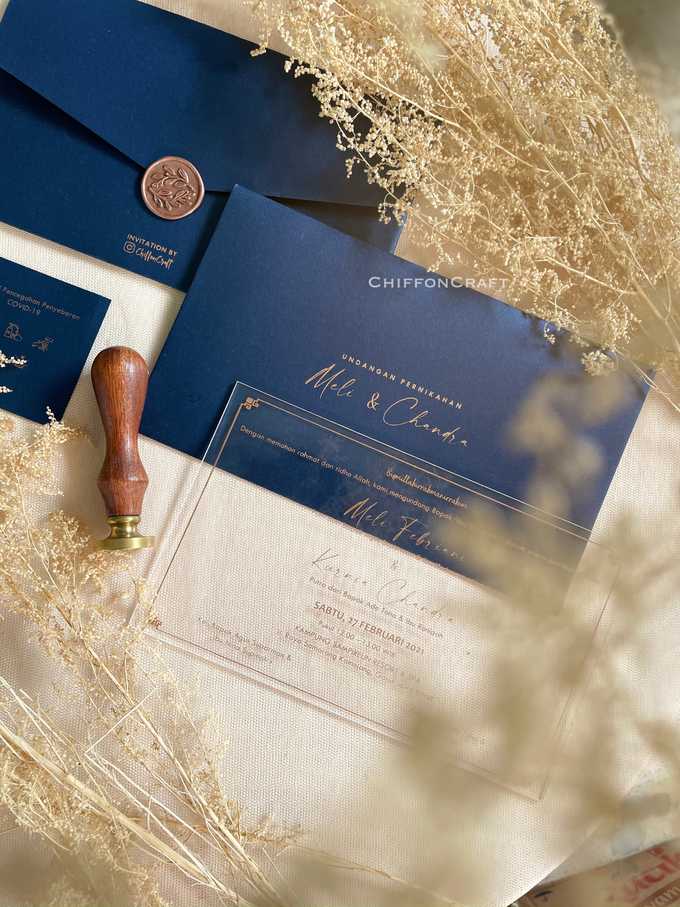Acrylic invitation with wax seal by ChiffonCraft | Bridestory.com