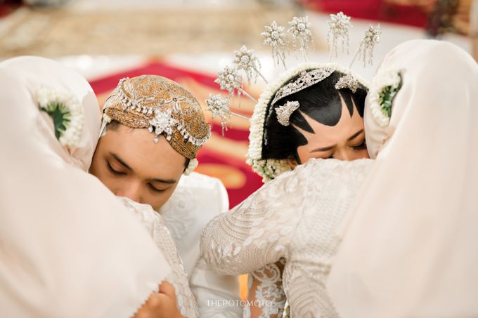 Risa & Dandy Fun Traditional Wedding | Red Hat Organizer | Bridestory