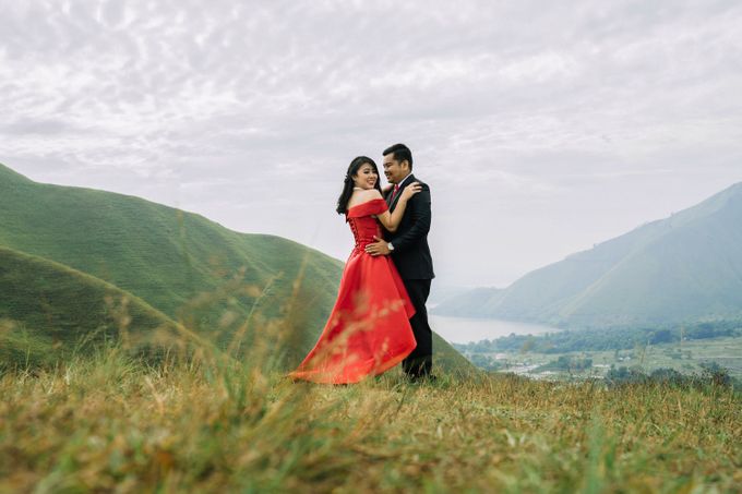 Prewedding of Gina & Teddy at Samosir | Warna Project | Bridestory