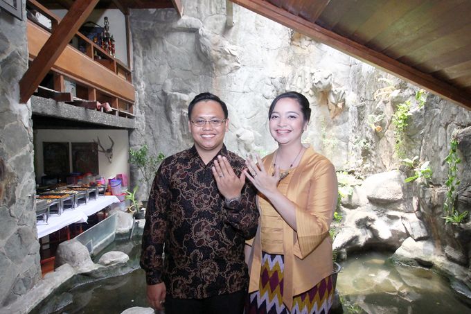 Enggagement Bitha & Johan by Explore Photograph | Bridestory.com