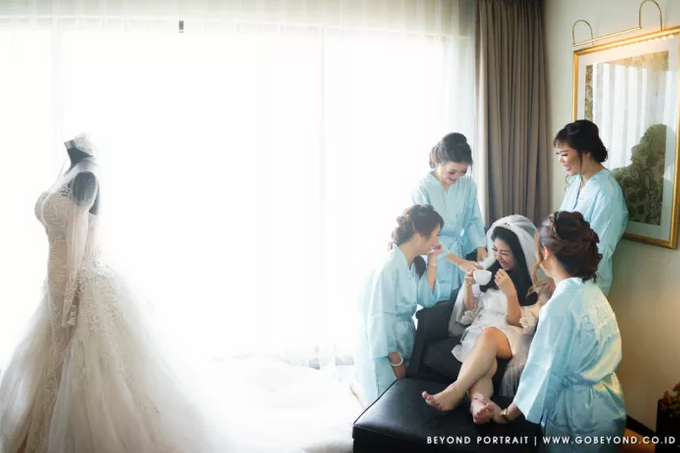 Baby Blue Satin Robe | dydx Bride | Bridestory