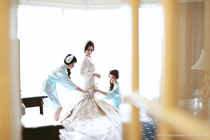 Baby Blue Satin Robe | dydx Bride | Bridestory