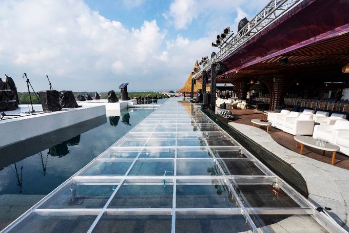 Water Stage Clear Glass by Holy Stage | Bridestory.com