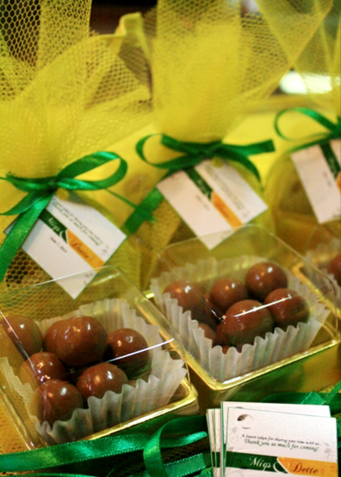 Tulle Wrapped Favors by Megabites Chocolate | Bridestory.com