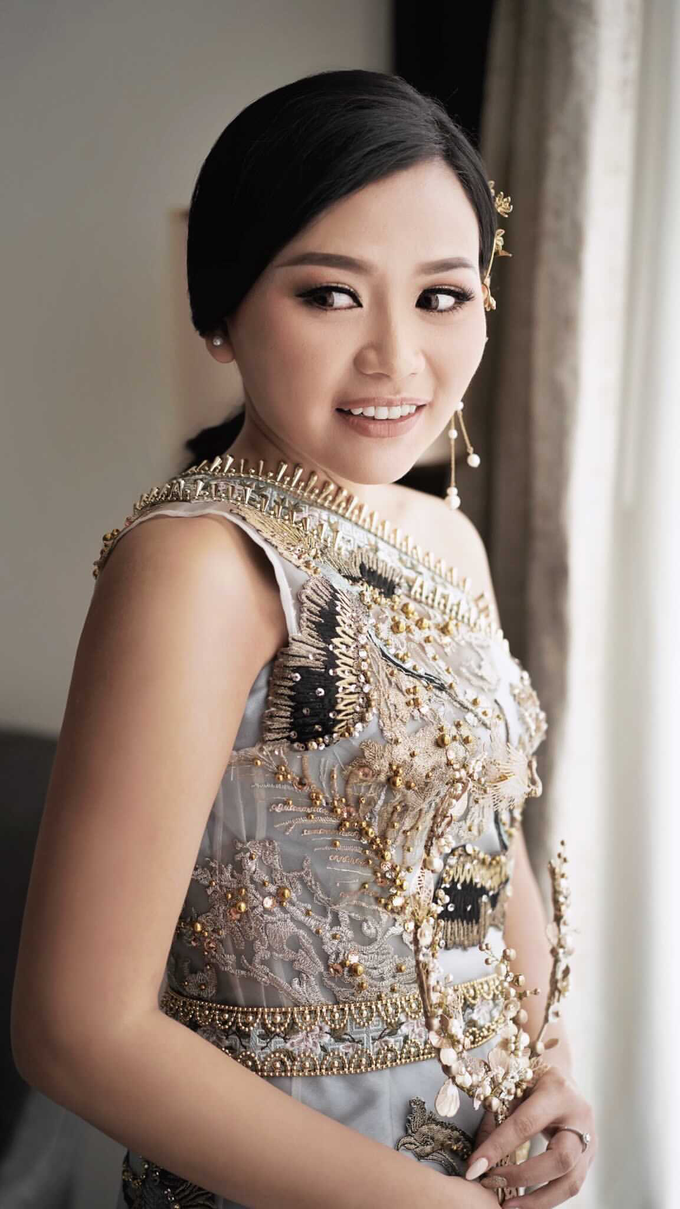 The Engagement of Ms. Felicia | Ilona Headpiece & Crown | Bridestory