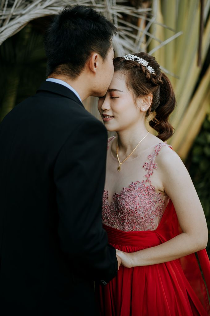 The Engagement of Liu Xiao Peng & Chen Ai Ling by Lola Gold Sangjit | Bridestory.com