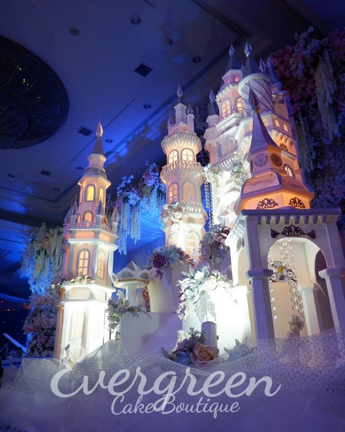 Evergreen Castle Wedding Cake by Evergreen Cake Boutique | Bridestory.com