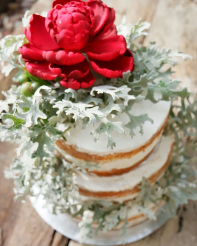 Evergreen Naked Cake by Evergreen Cake Boutique | Bridestory.com