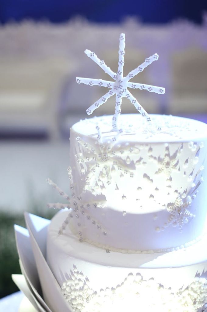 snow theme cake by breadseason | Bridestory.com