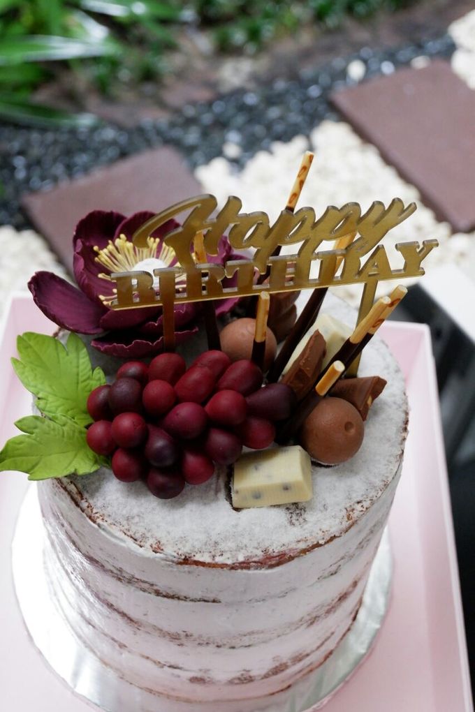 CHOCO VANHOUTEN NAKED CAKE | Evergreen Cake Boutique | Bridestory