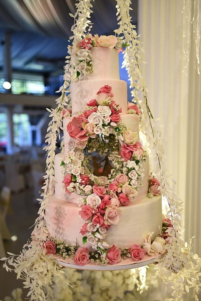 Hanging Cake... | Sugaria cake | Bridestory