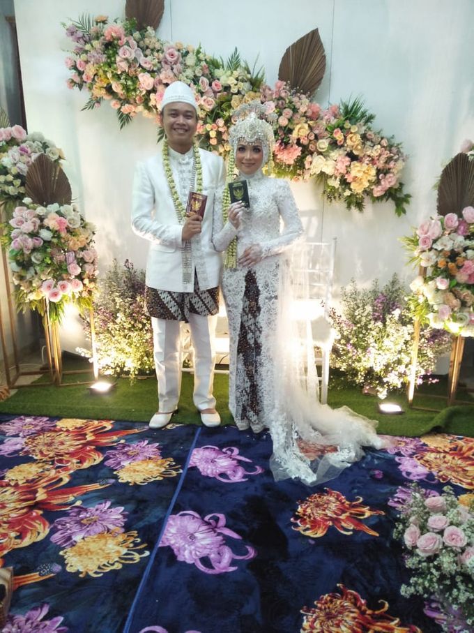 Intimate Akad Nikah | Rosepetal Backdrop | Bridestory