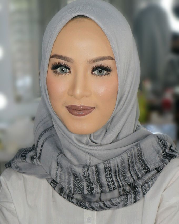Hijab Makeup For Ms.Renny by Dita.tanmakeupartist | Bridestory.com