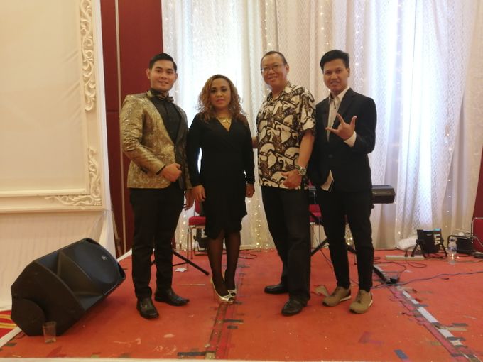Keyboard.. Singer... MC by David Hartono and Friends | Bridestory.com