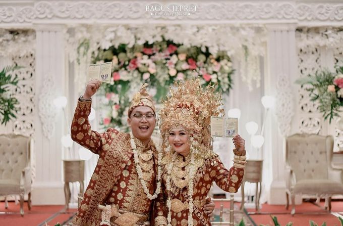 Wedding Of Marina & Thofan - Sukulen Goni Pita | Greenbelle Souvenir | Bridestory