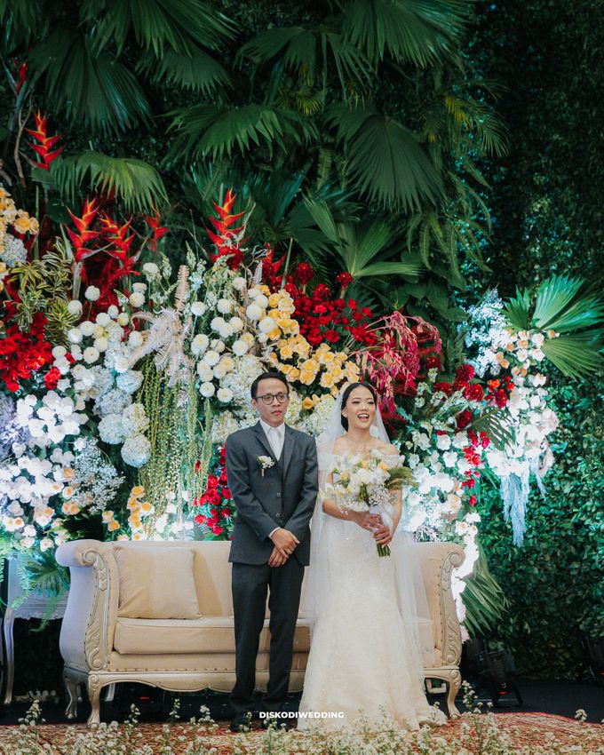 The Ritz-Carlton JKT | Nia & Aurio by diskodiwedding | Bridestory.com