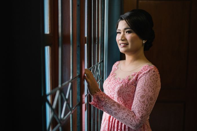 Virda & Fandy Martumpol at HKBP Maranatha by Warna Project | Bridestory.com