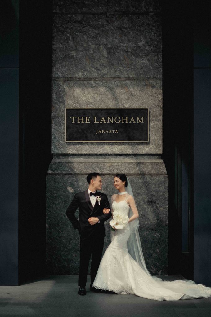 John & Fabi's Jakarta Wedding by Kairos Works | Bridestory.com