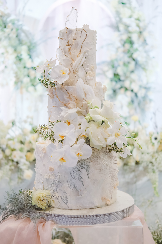The wedding of Yos & Prisca by KAIA Cakes & Co. | Bridestory.com