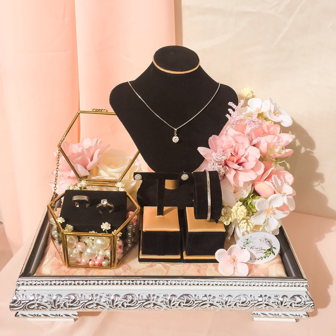 Mahar set perhiasan Kak Rosa by Kesan Seserahan | Bridestory.com