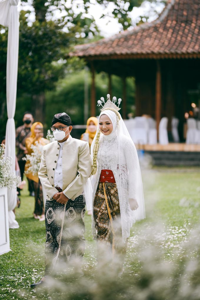 Garden Wedding at Ndalem Notoraharjan Yogyakarta | Avinci wedding planner | Bridestory