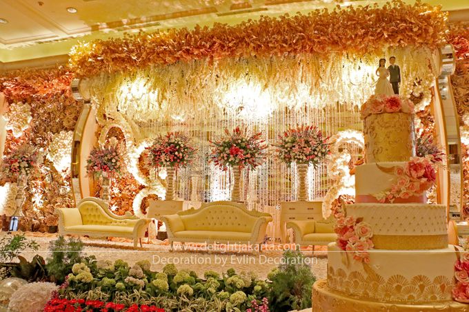 Gold Wedding Lights | deLight Jakarta | Bridestory