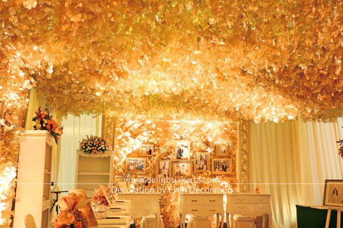 Gold Wedding Lights | deLight Jakarta | Bridestory