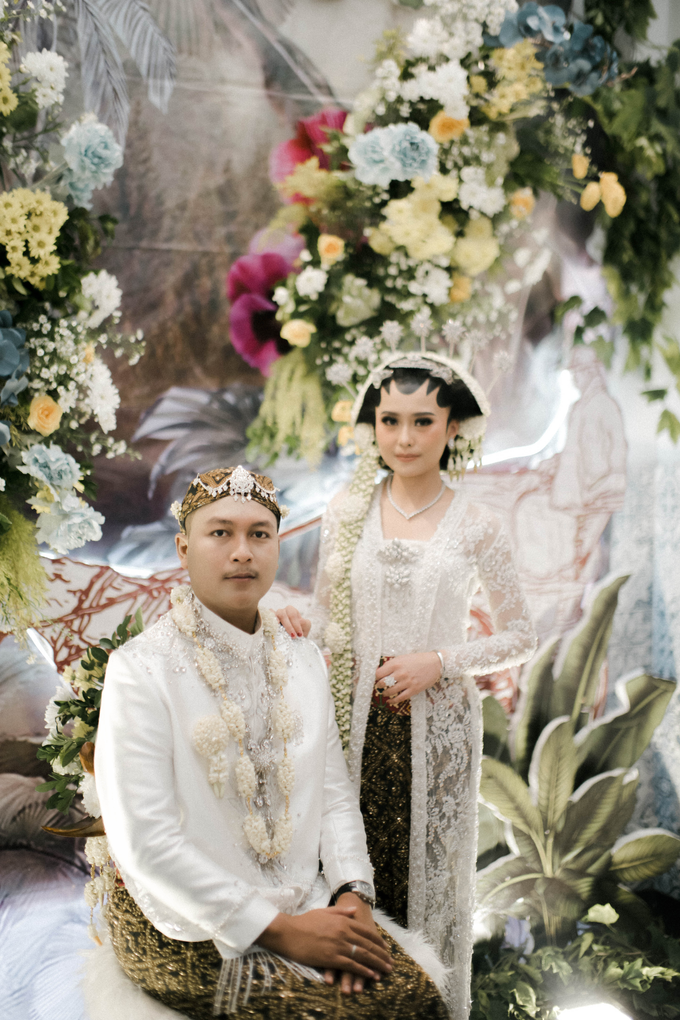 Javanese decor for syifa & yovie by Mustika Decoration | Bridestory.com