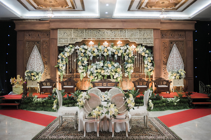 Javanese decor for syifa & yovie by Mustika Decoration | Bridestory.com